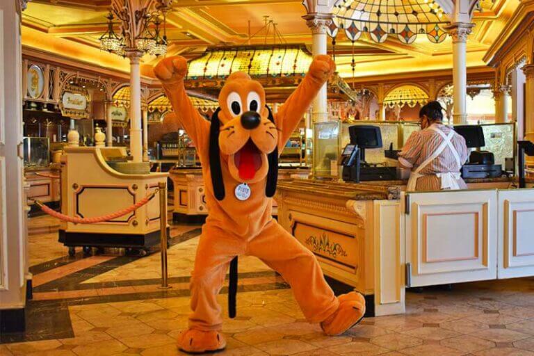 Minnie & Friends Character Dining at Plaza Inn in Disneyland Park