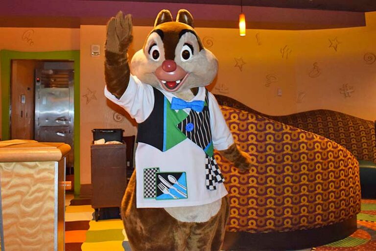 Disneyland Character Dining: Goofy’s Kitchen at Disneyland Hotel