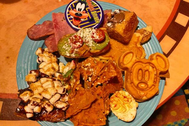 Disneyland Character Dining: Goofy’s Kitchen at Disneyland Hotel