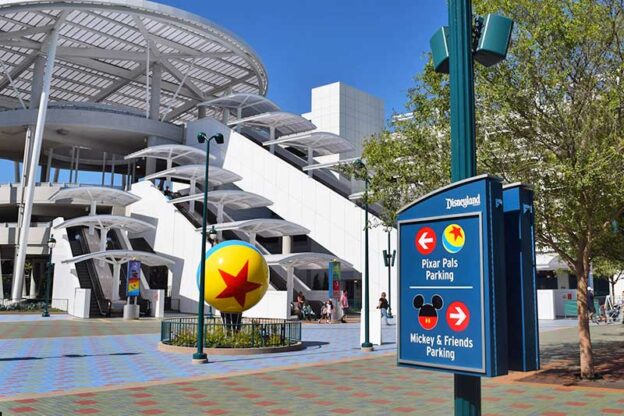 How to Navigate the Ins and Outs of the Disneyland App