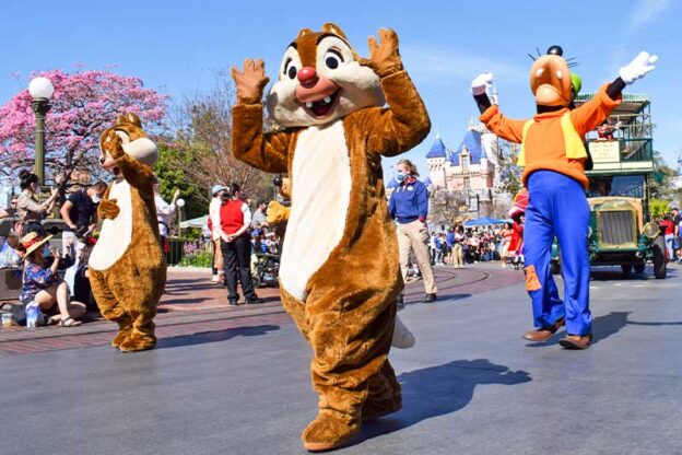 The Disney World Fan's Guide to Visiting Disneyland
